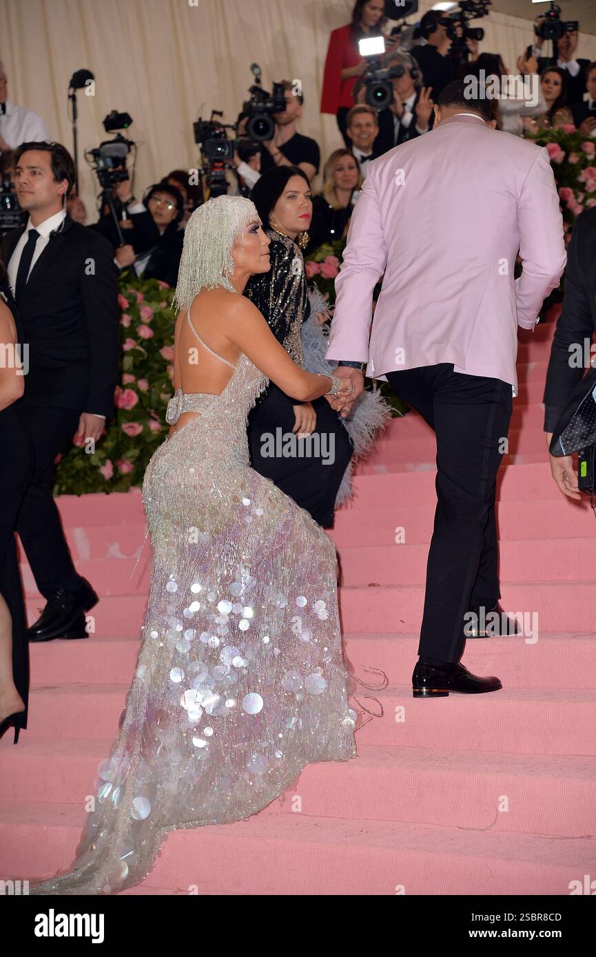 Jennifer Lopez and Alex Rodriguez arriving at the 2019 Met Gala ...
