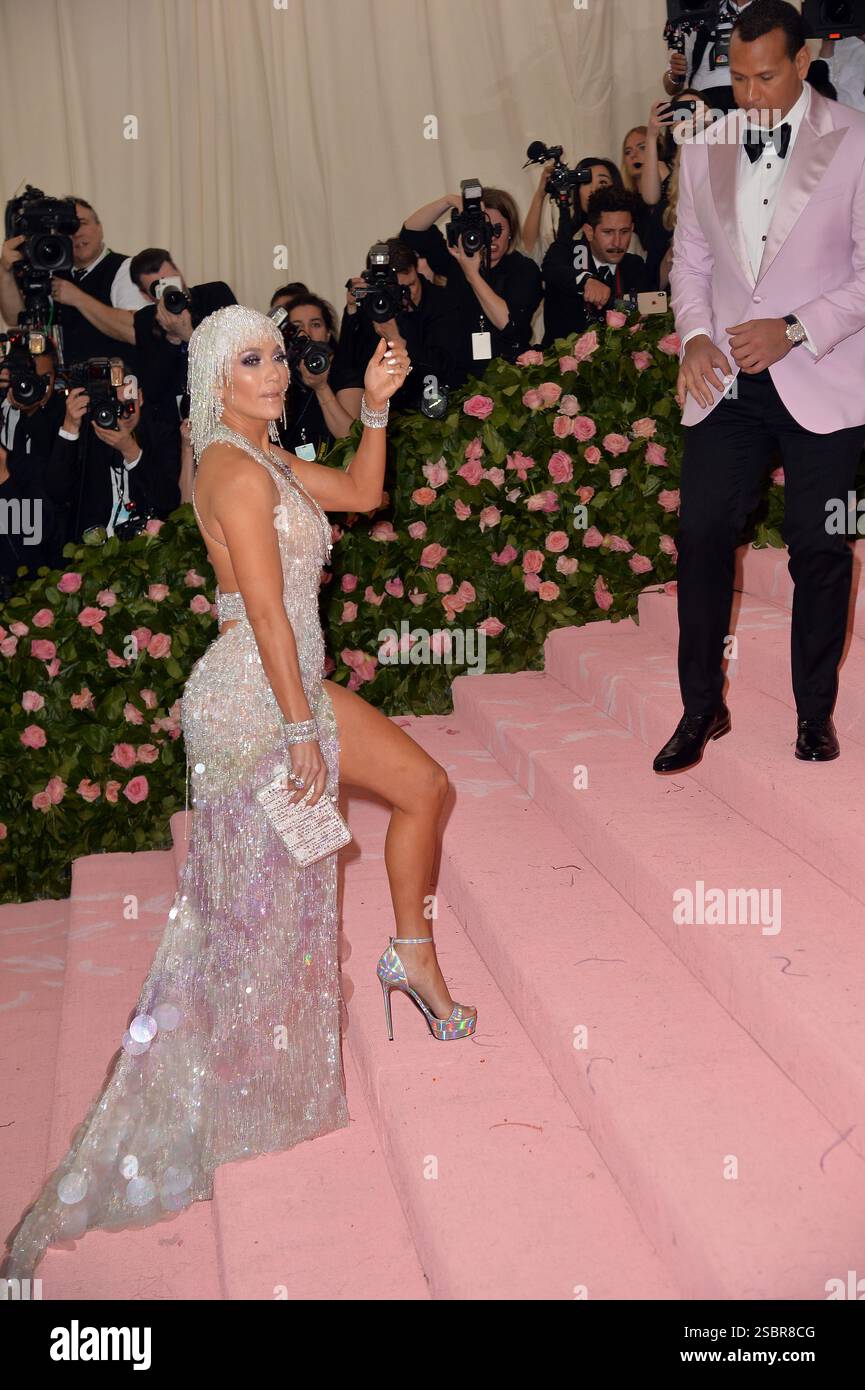 Jennifer Lopez and Alex Rodriguez arriving at the 2019 Met Gala ...