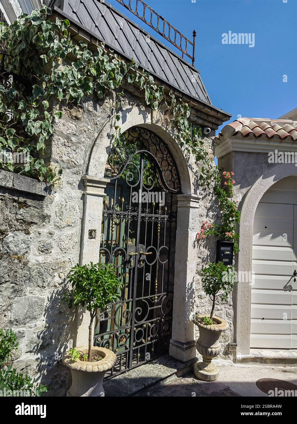 Wrought iron cottage gate hi-res stock photography and images - Alamy