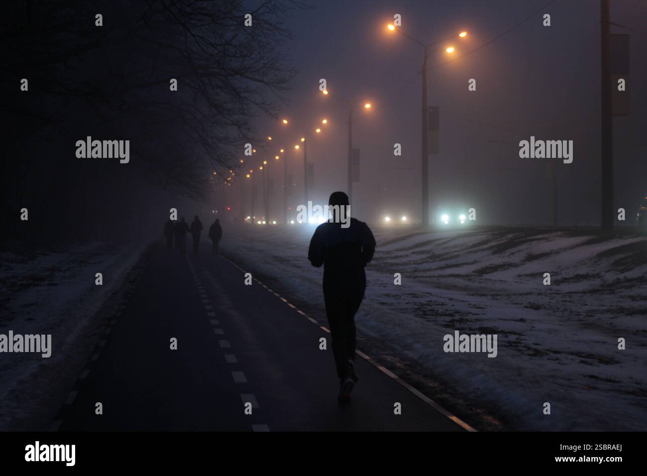 Dramatic foggy road hi-res stock photography and images - Alamy