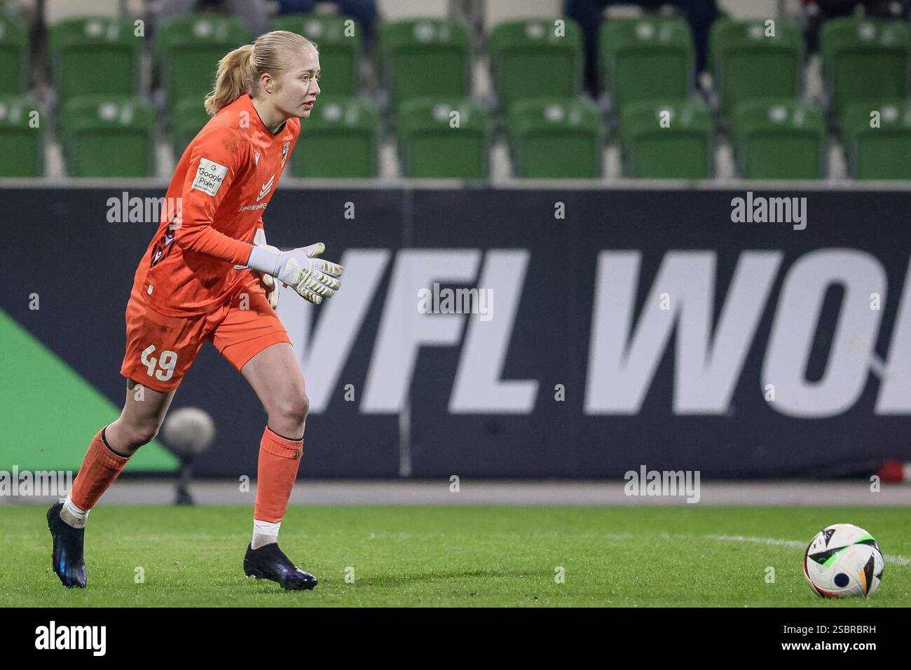 Wolfsburg, Deutschland. 03rd Feb, 2025. v.li.: Jasmin Janning ...