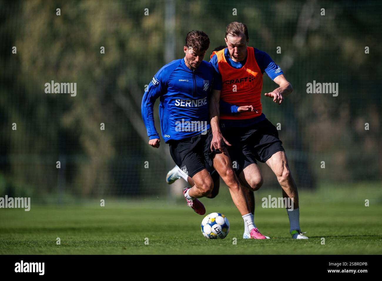 250204 Ramon Pascal Lundqvist och Adam Carlén under en fotbollsträning ...