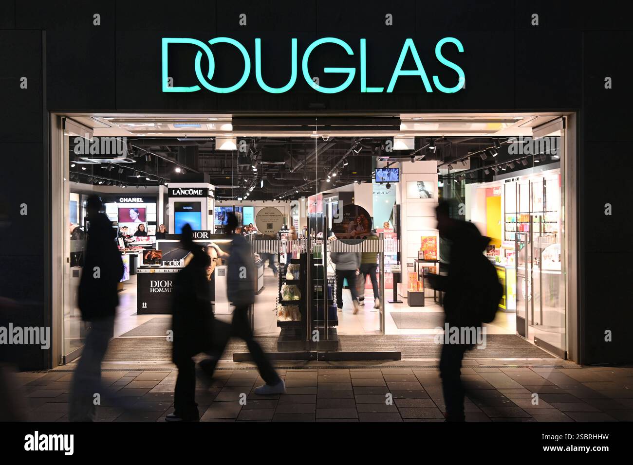 Douglas Filiale in der Fussgaengerzone in Muenchen,Parfuemeriekette ...