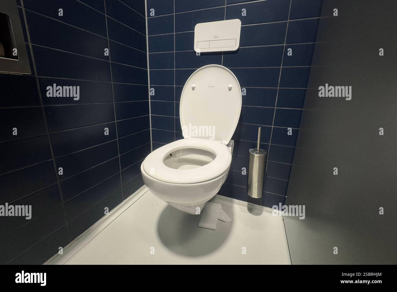 Wasserspuelung in einer Kloschuessel,Toilette, Clo,spuelen ...