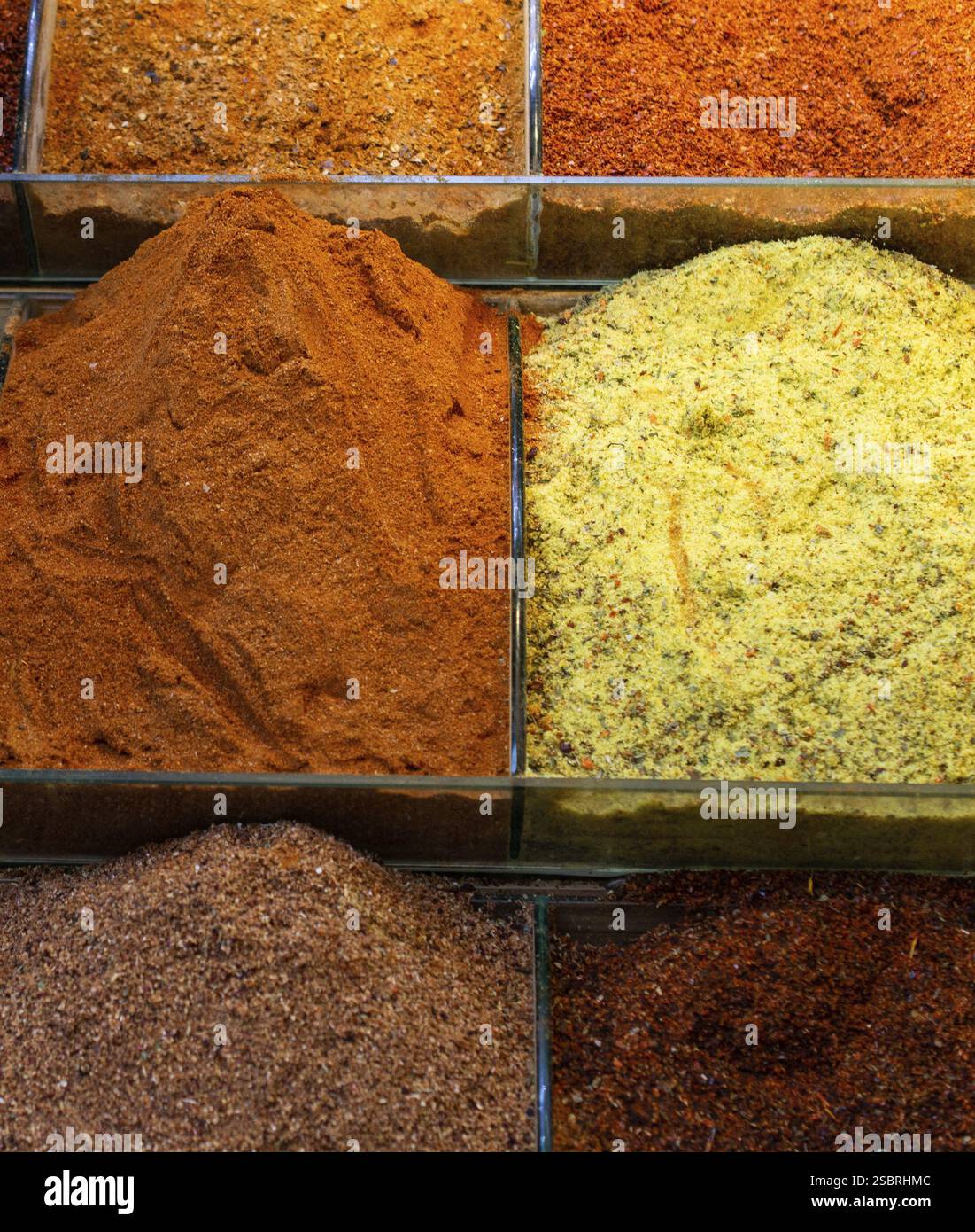 Oriental colorful spices in a traditional Turkish Spice Bazaar Stock ...