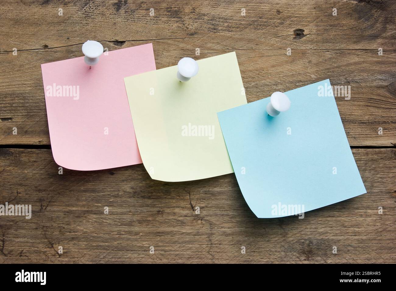 A piece of paper pinned the button on the board Stock Photo - Alamy