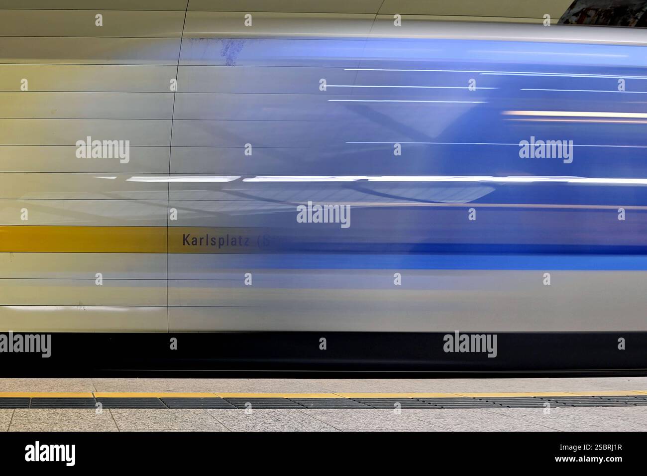 Einfahrende U-Bahn der Linie U5 an der Haltestelle Stachus / Karlsplatz ...