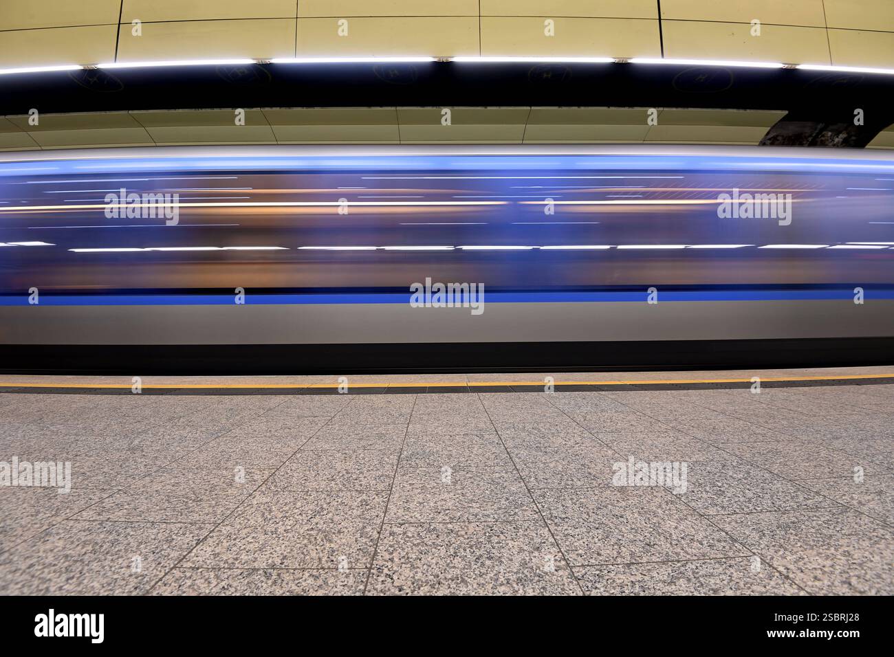 Einfahrende U-Bahn der Linie U5 an der Haltestelle Stachus / Karlsplatz ...