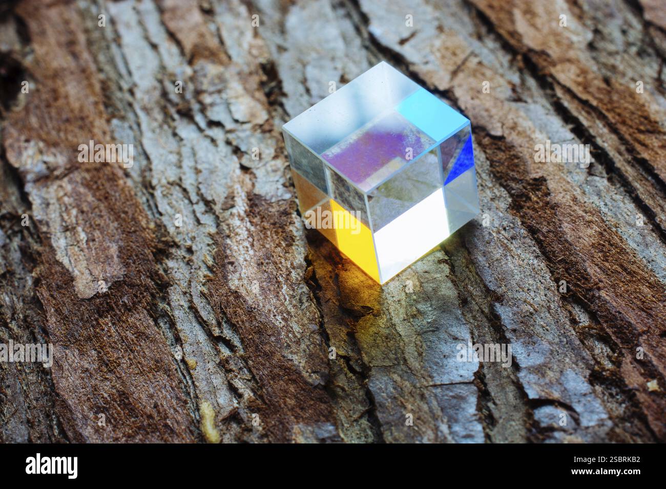 Optical glass cube Light dispersion, spectrum. Physics optics ray refractions Stock Photo - Alamy