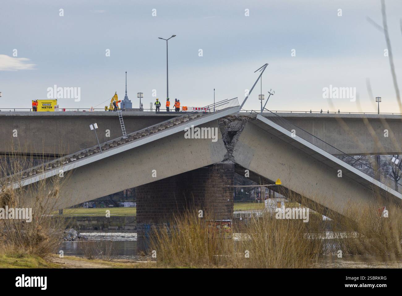 Partial collapse of the Carola Bridge. Part of the bridge has collapsed ...