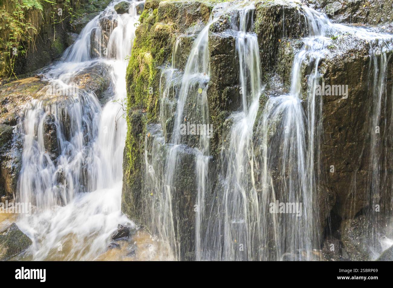 Rauschende Wasser des Wasserfalls Petite Cascade der Cascades de ...