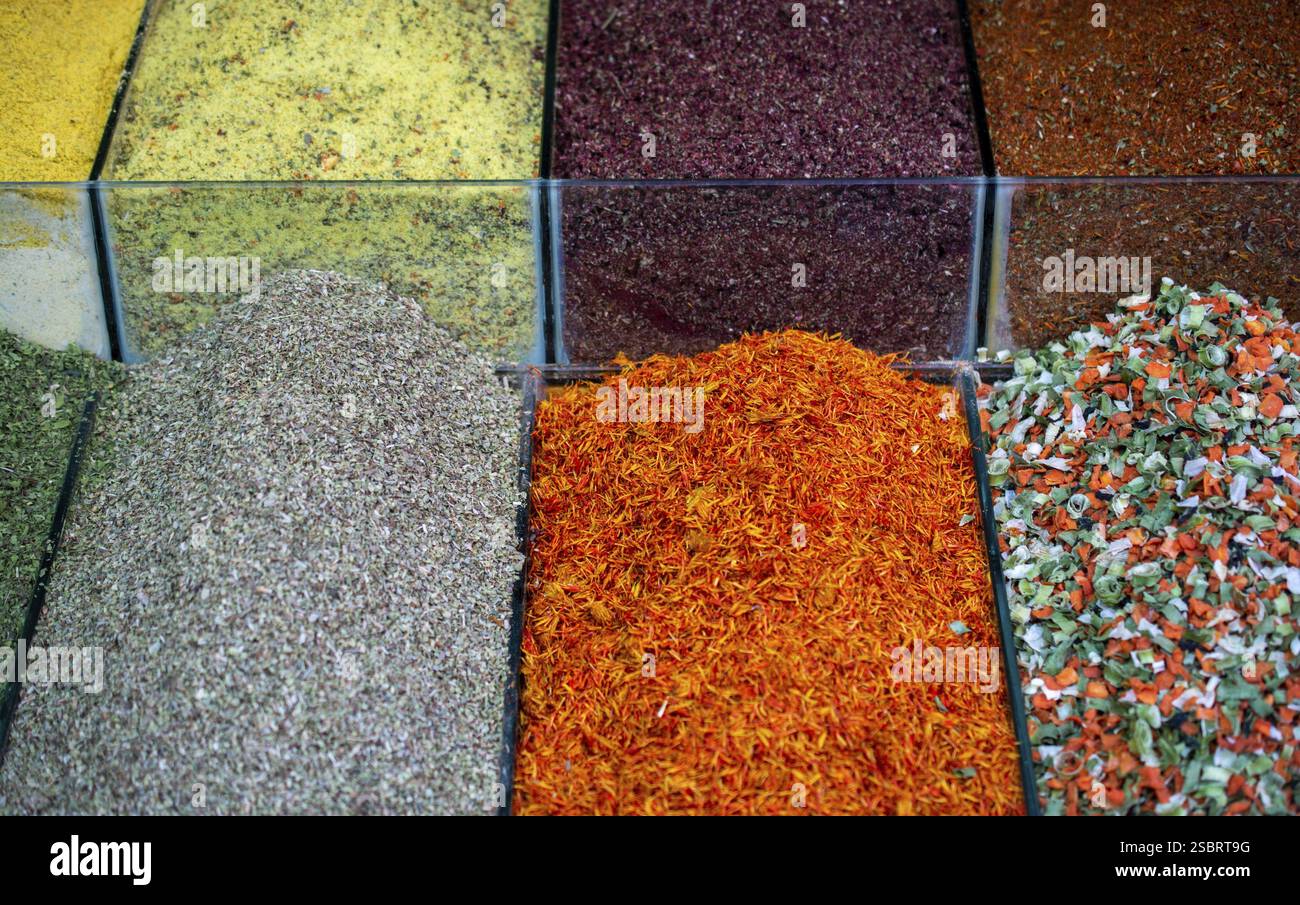 Oriental colorful spices in a traditional Turkish Spice Bazaar Stock ...