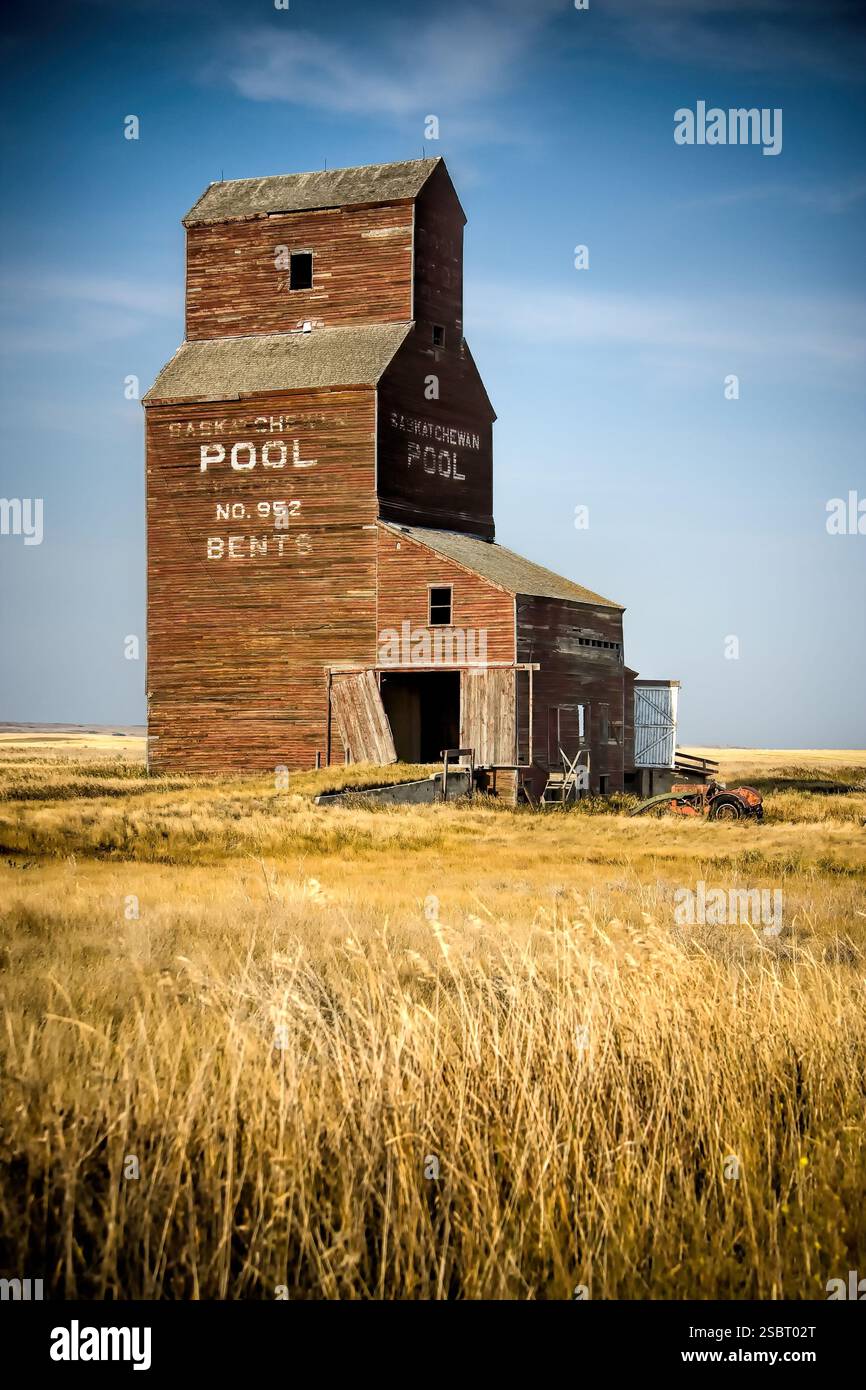 A red grain silo with the words POOL on it. The silo is empty Stock ...