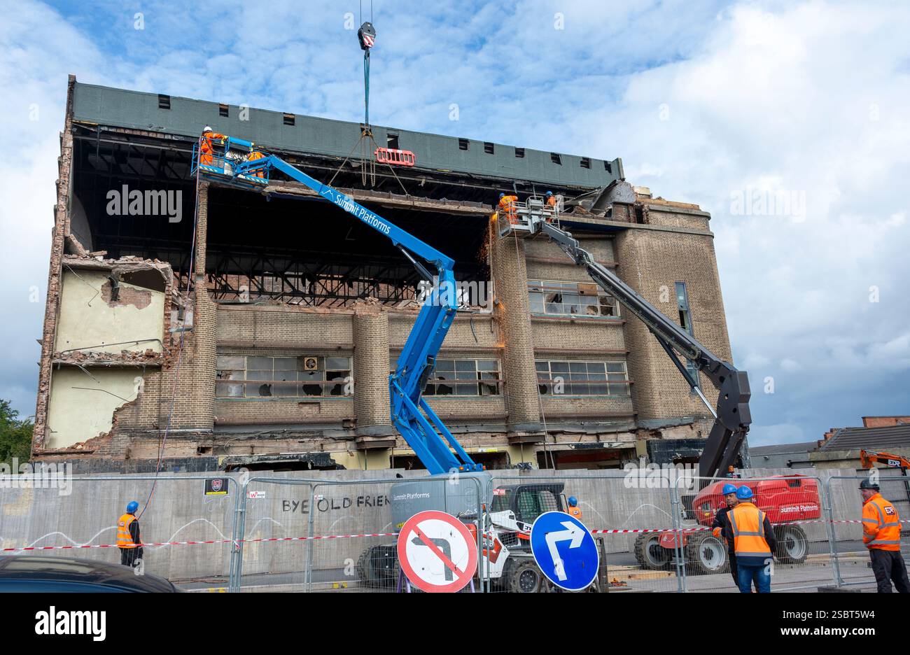 The demolition of Dudley Hippodrome and JB's. Construction crews ...