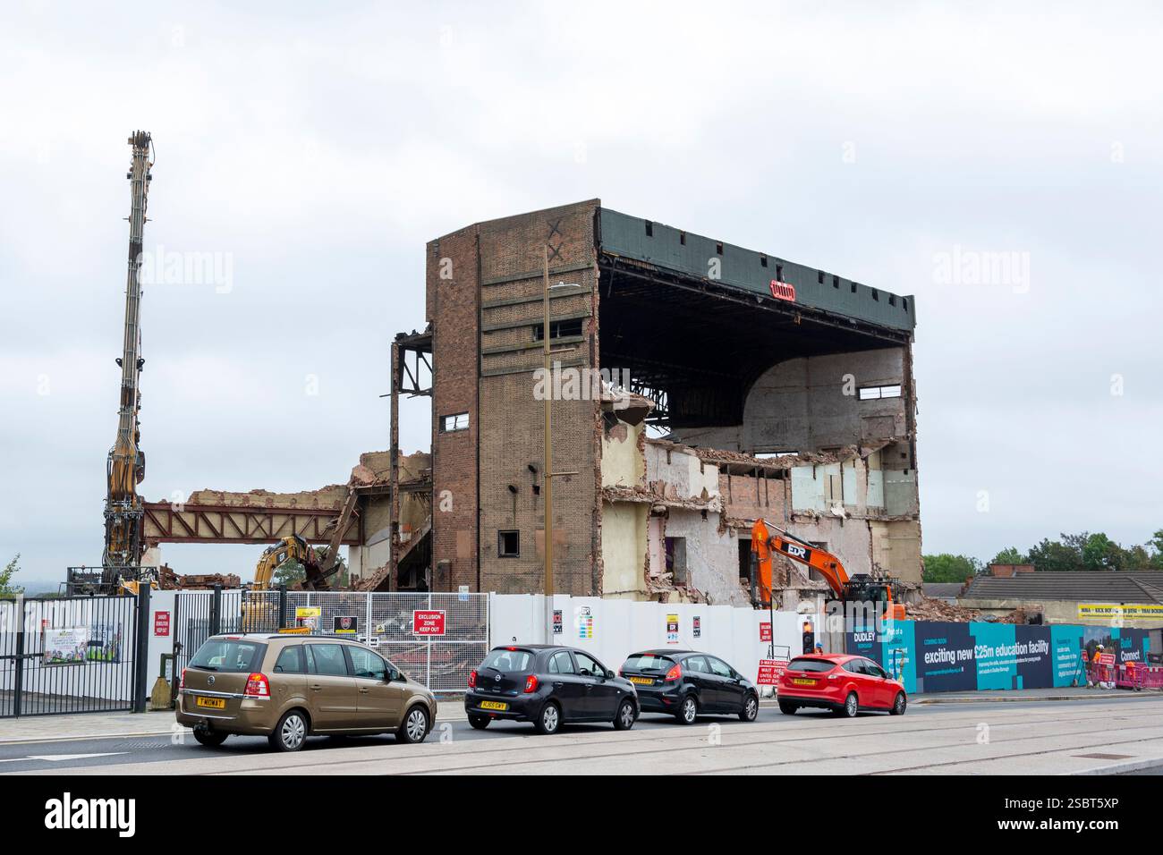 The demolition of Dudley Hippodrome and JB's. Construction crews ...