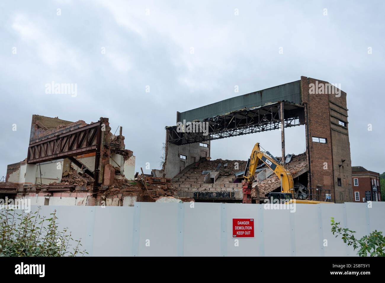 The demolition of Dudley Hippodrome and JB's. Construction crews ...