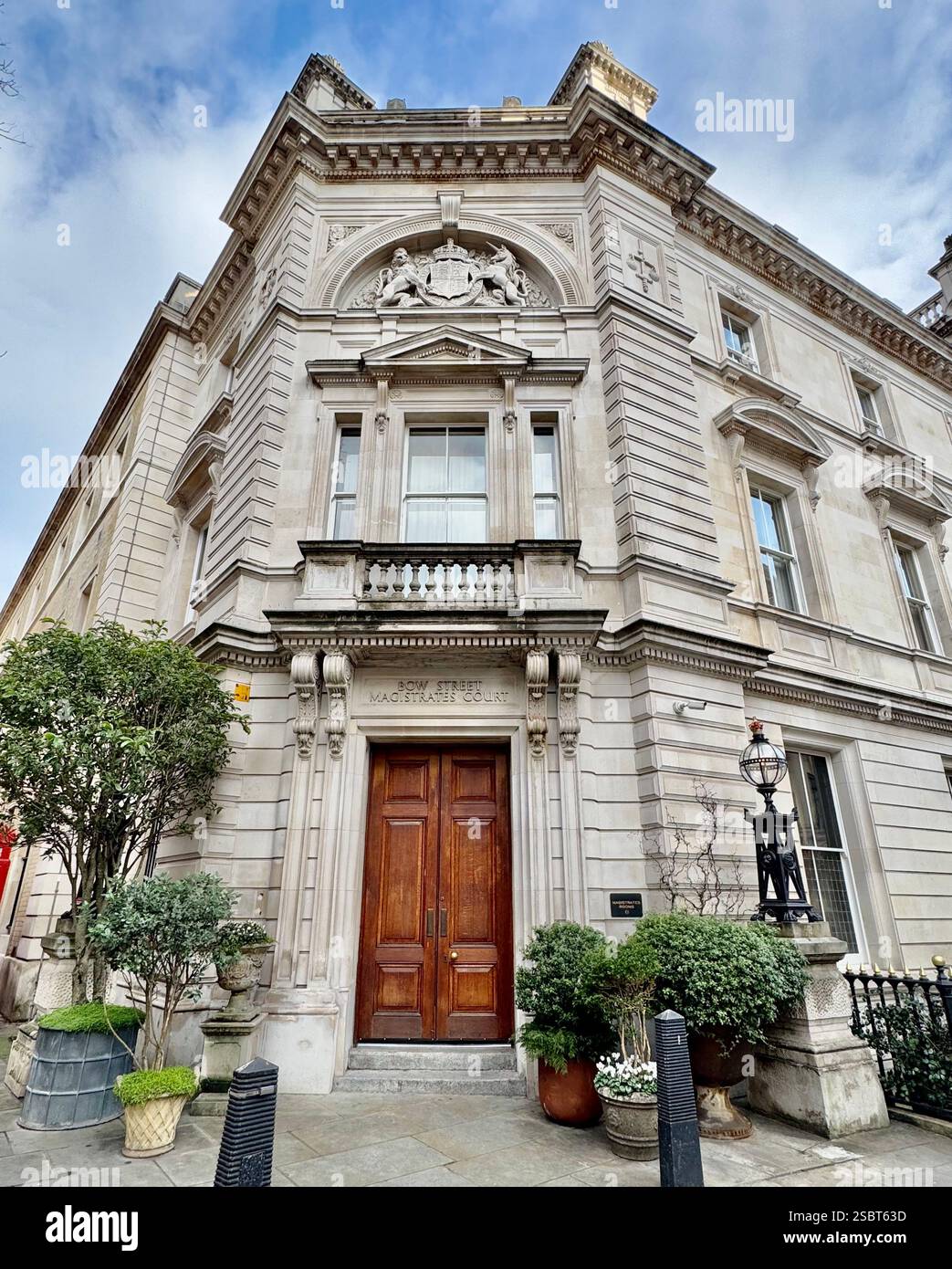 The entrance to Bow St Magistrates Court Stock Photo - Alamy