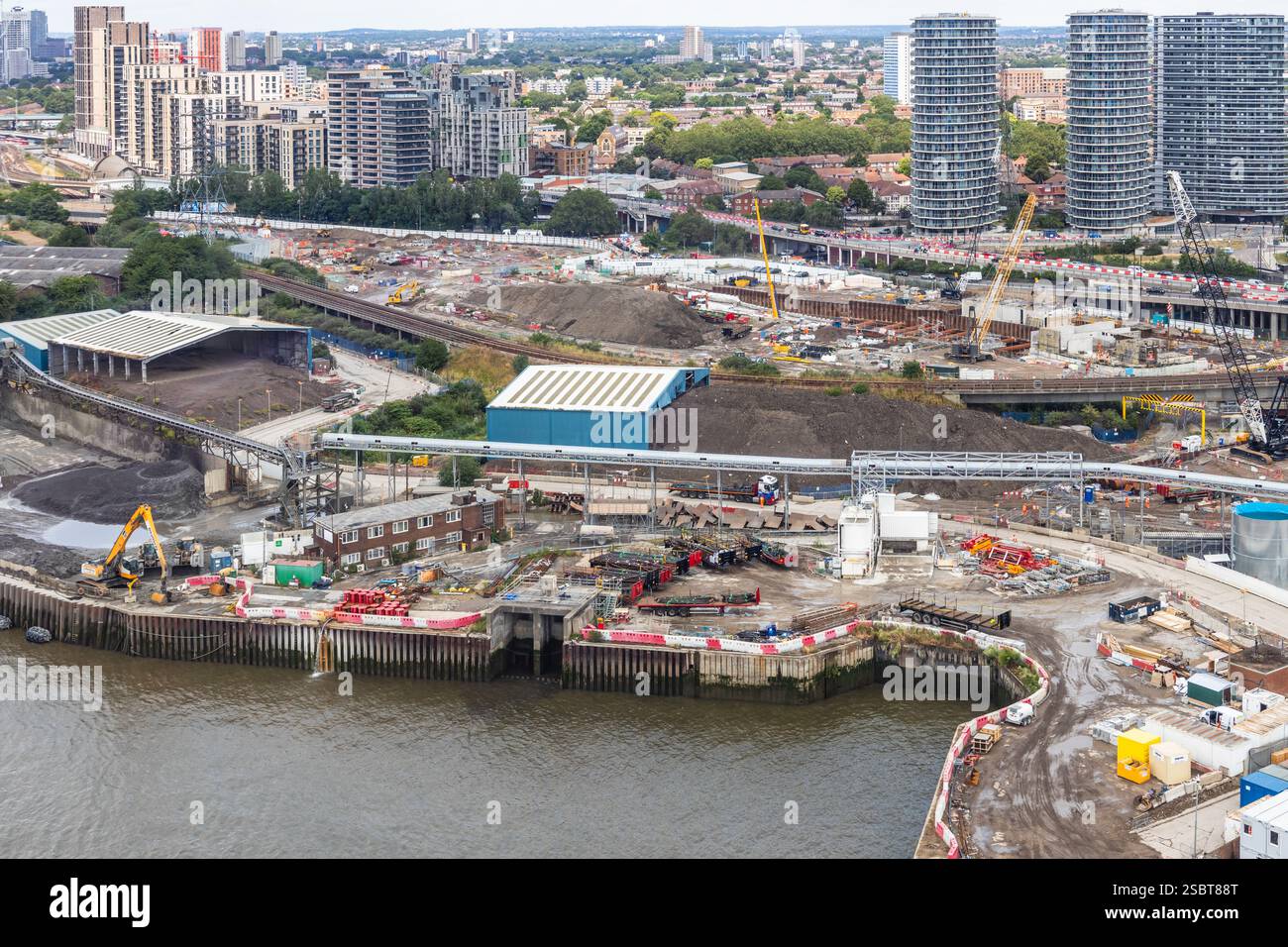London Docklands Development: Urban Construction and Riverside ...