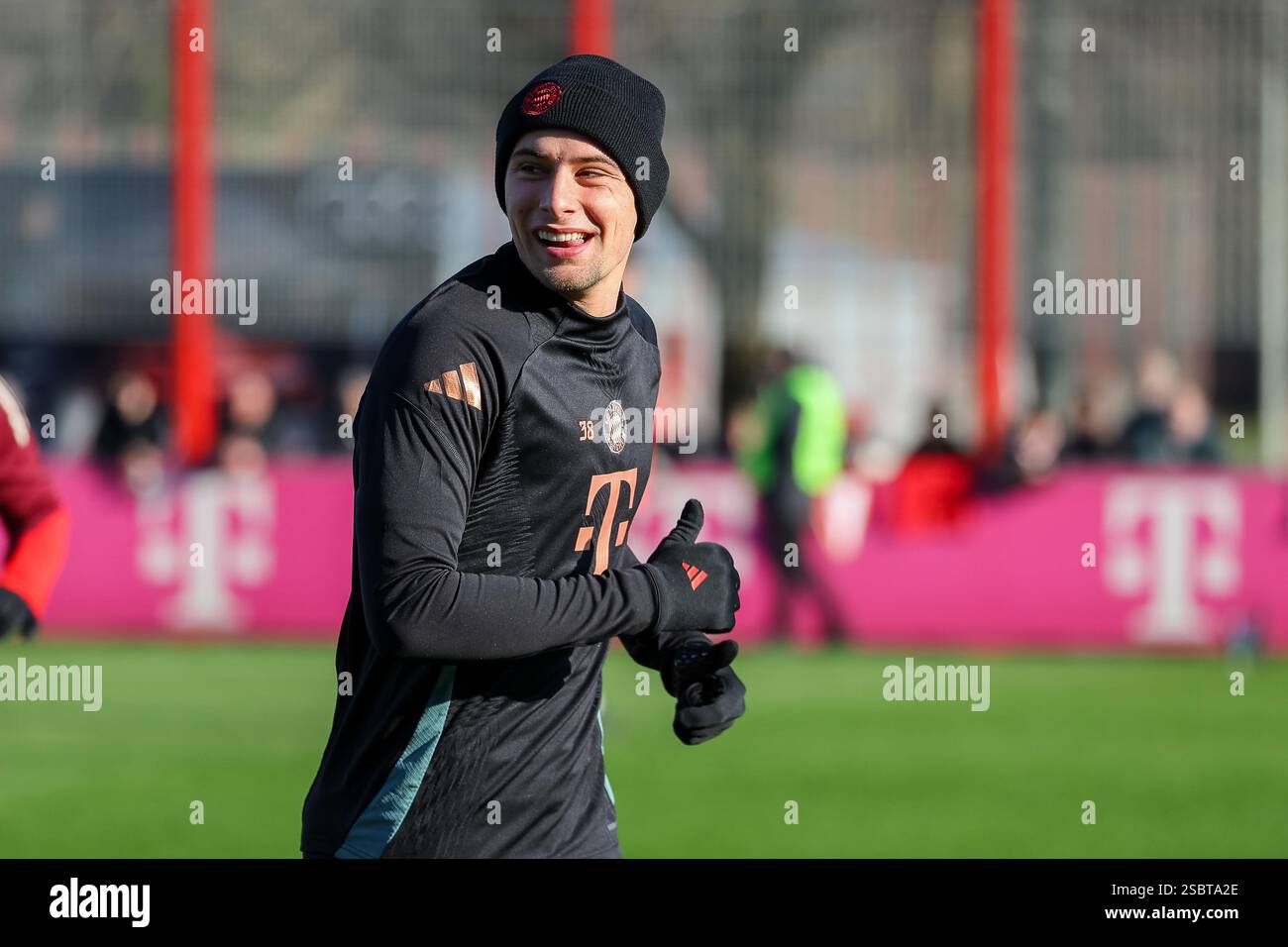 Gabriel Vidovic (FC Bayern Muenchen, #38) lachend beim Training, GER ...