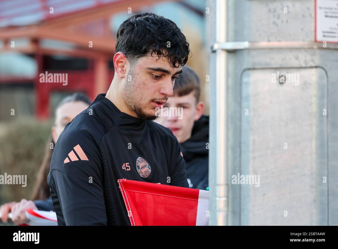 Harry Kane (FC Bayern Muenchen, #09) mit Fans nach dem Training, GER ...