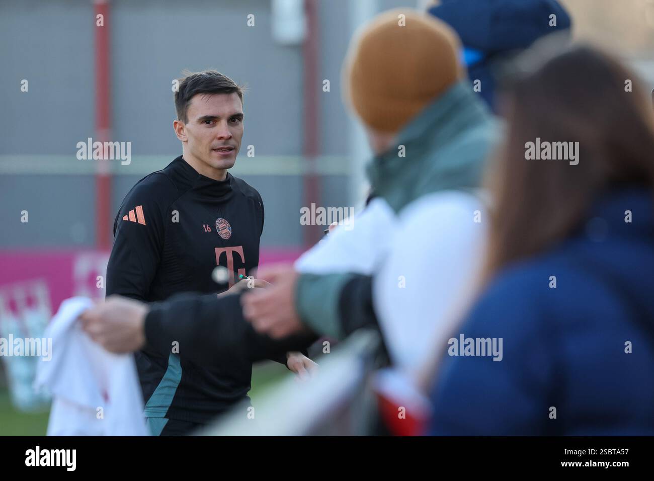 Joao Palhinha (FC Bayern Muenchen, #16) mit Fans nach dem Training ...