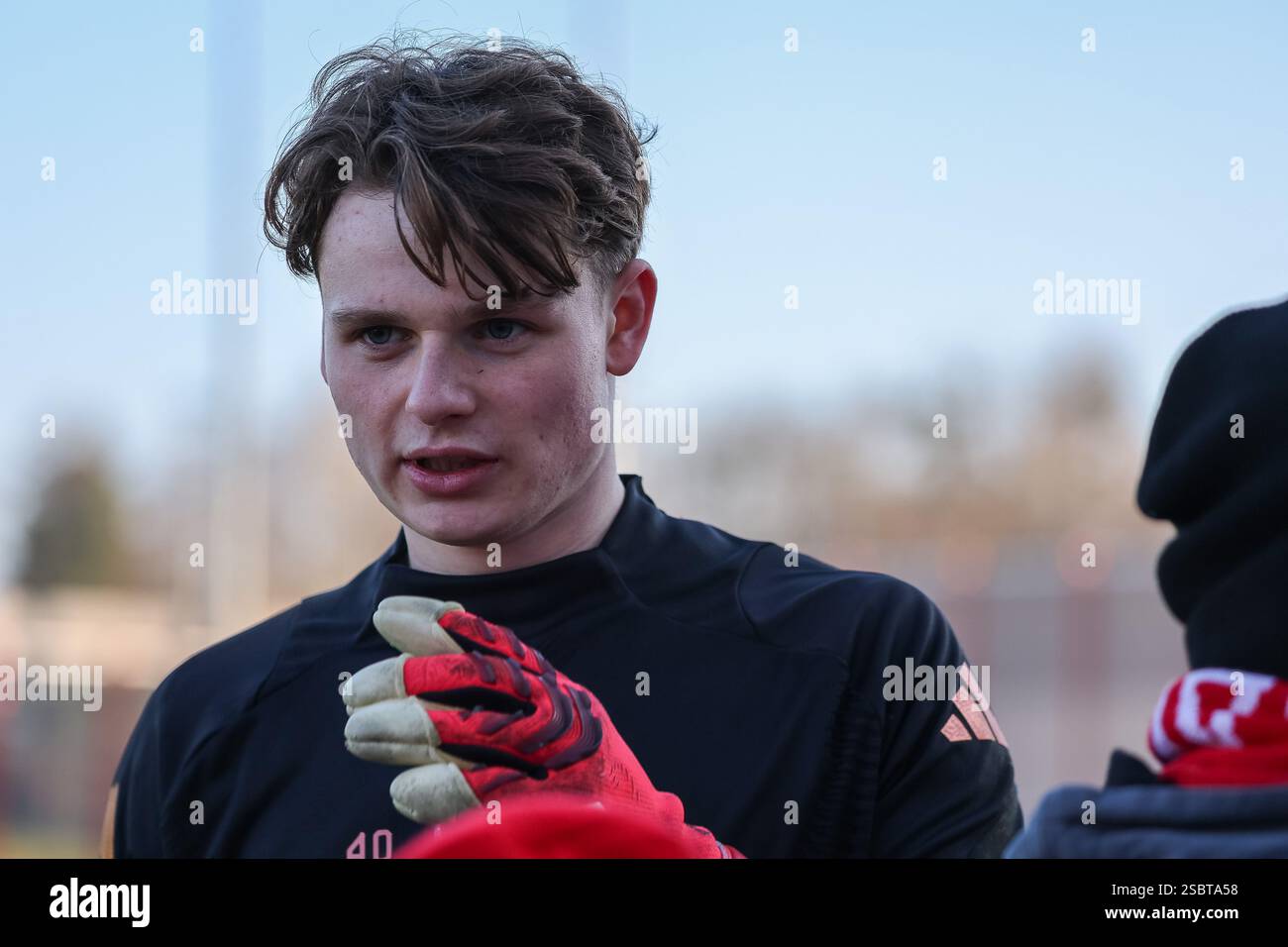 Jonas Urbig (FC Bayern Muenchen, #40) mit Fans nach dem Training, GER ...