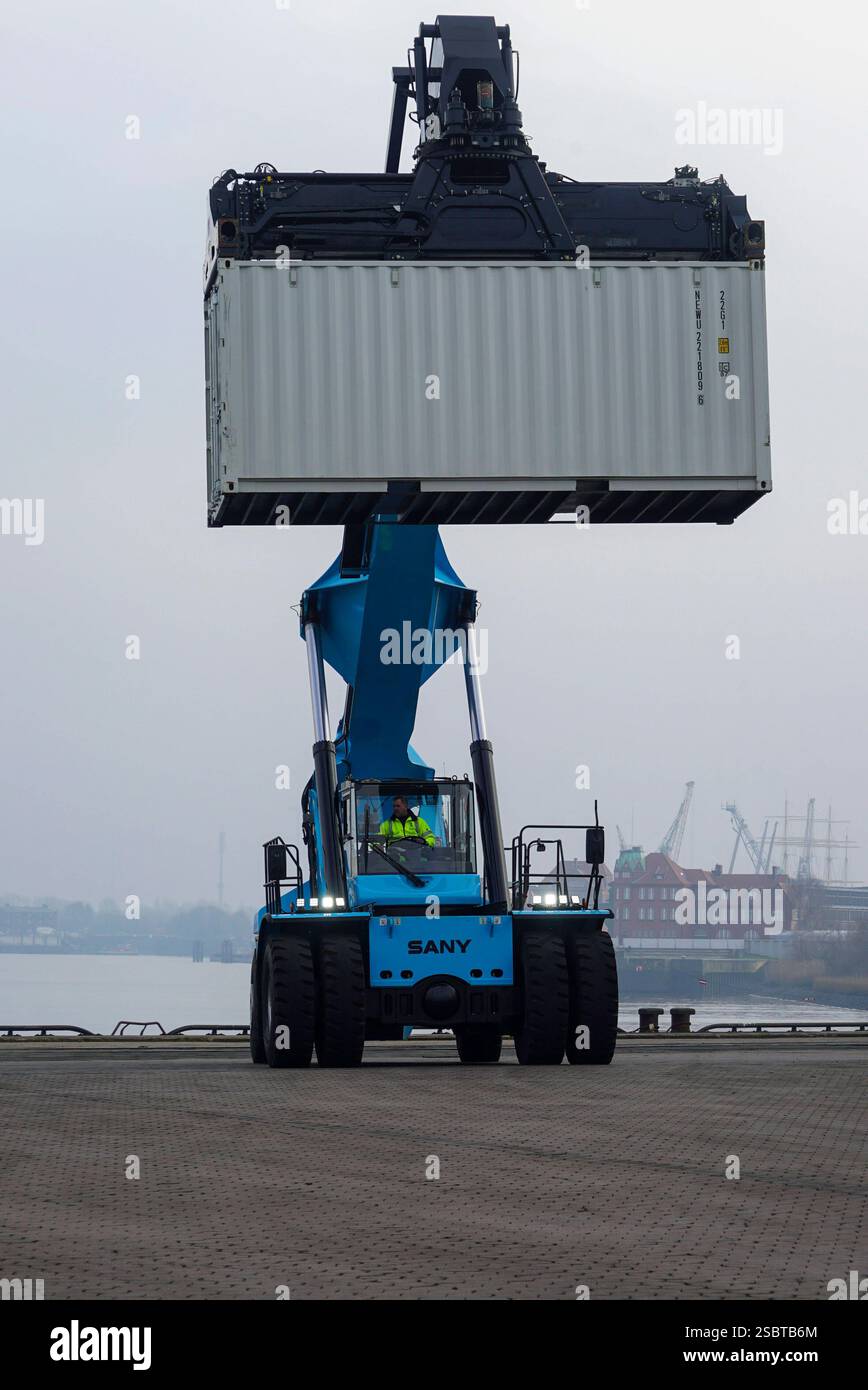 Der erste hellblaue vollelektrischen Reachstacker zum Bewegen von ...