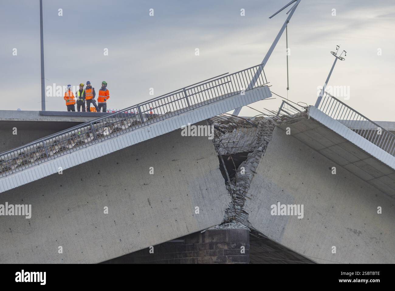 Partial collapse of the Carola Bridge. Part of the bridge has collapsed ...