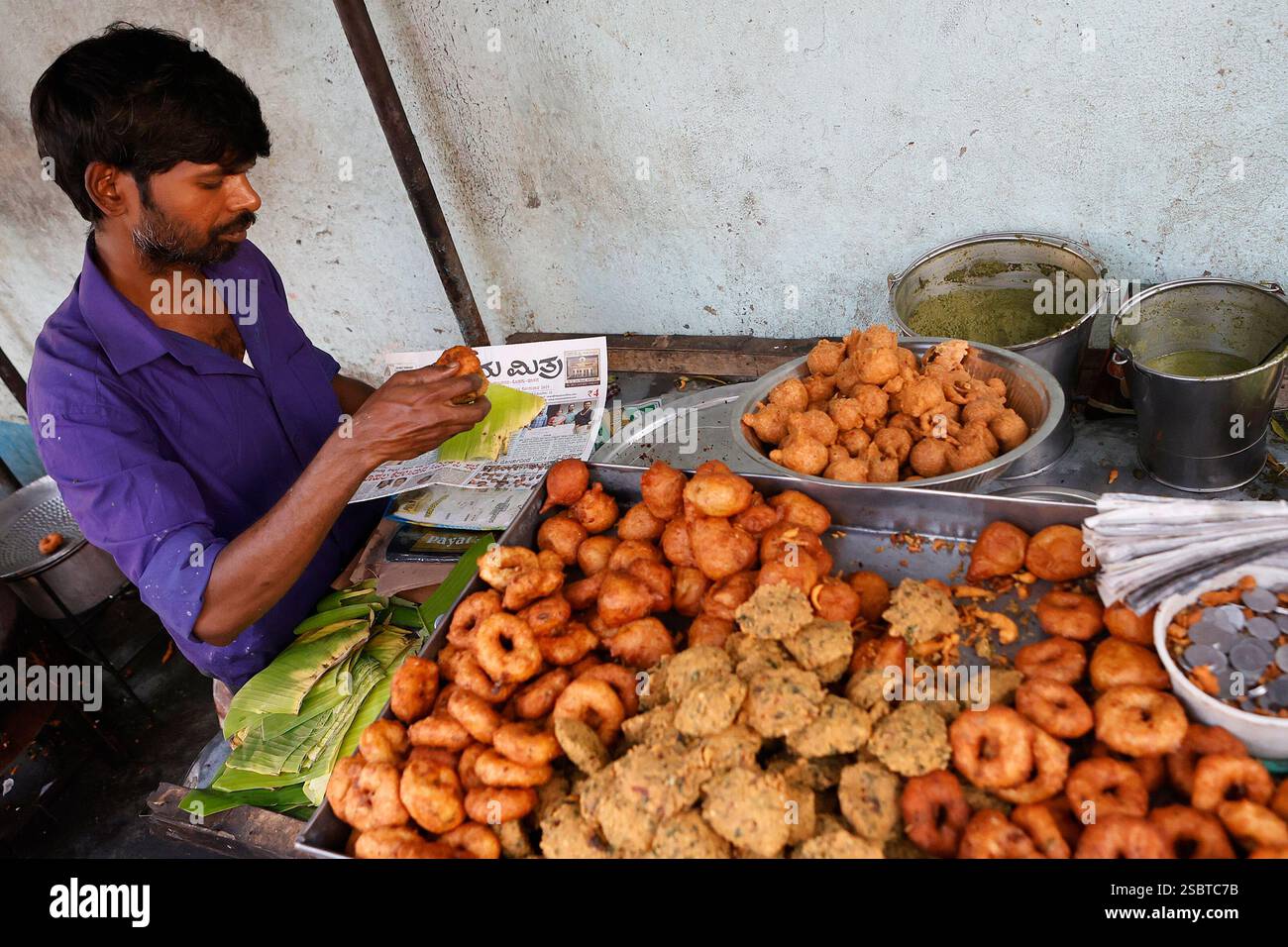 Street vendor selling snack food in Mysuru (Mysore), Karnataka, India ...