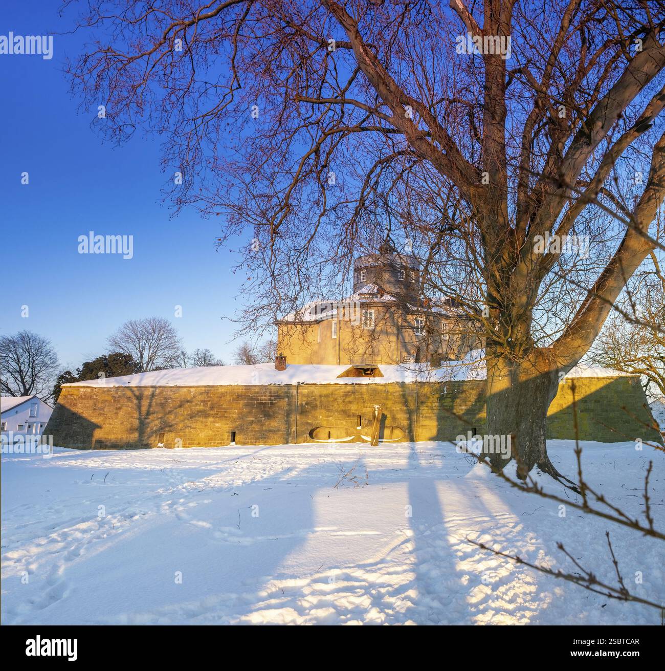 Cold day at the Steinhuder Meer. Winter on a german inland lake Stock ...