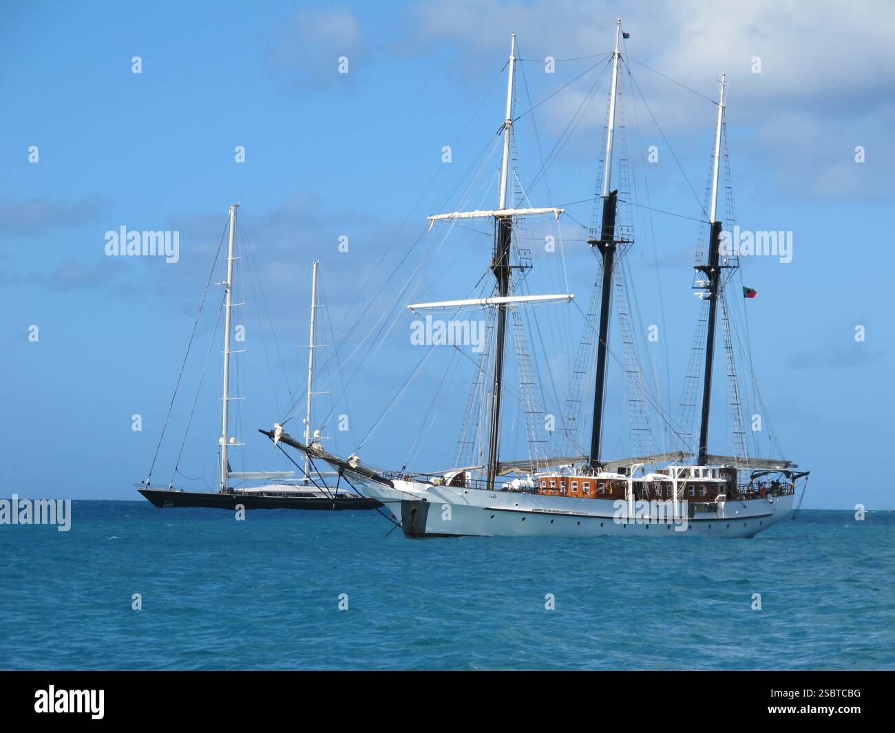 Sailing ships beach hi-res stock photography and images - Alamy