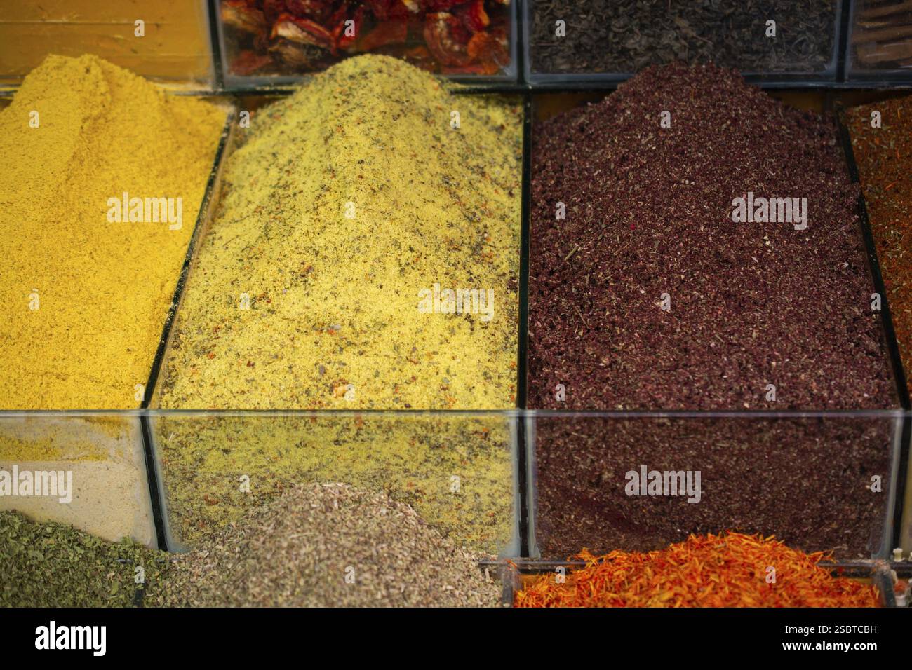 Oriental colorful spices in a traditional Turkish Spice Bazaar Stock ...