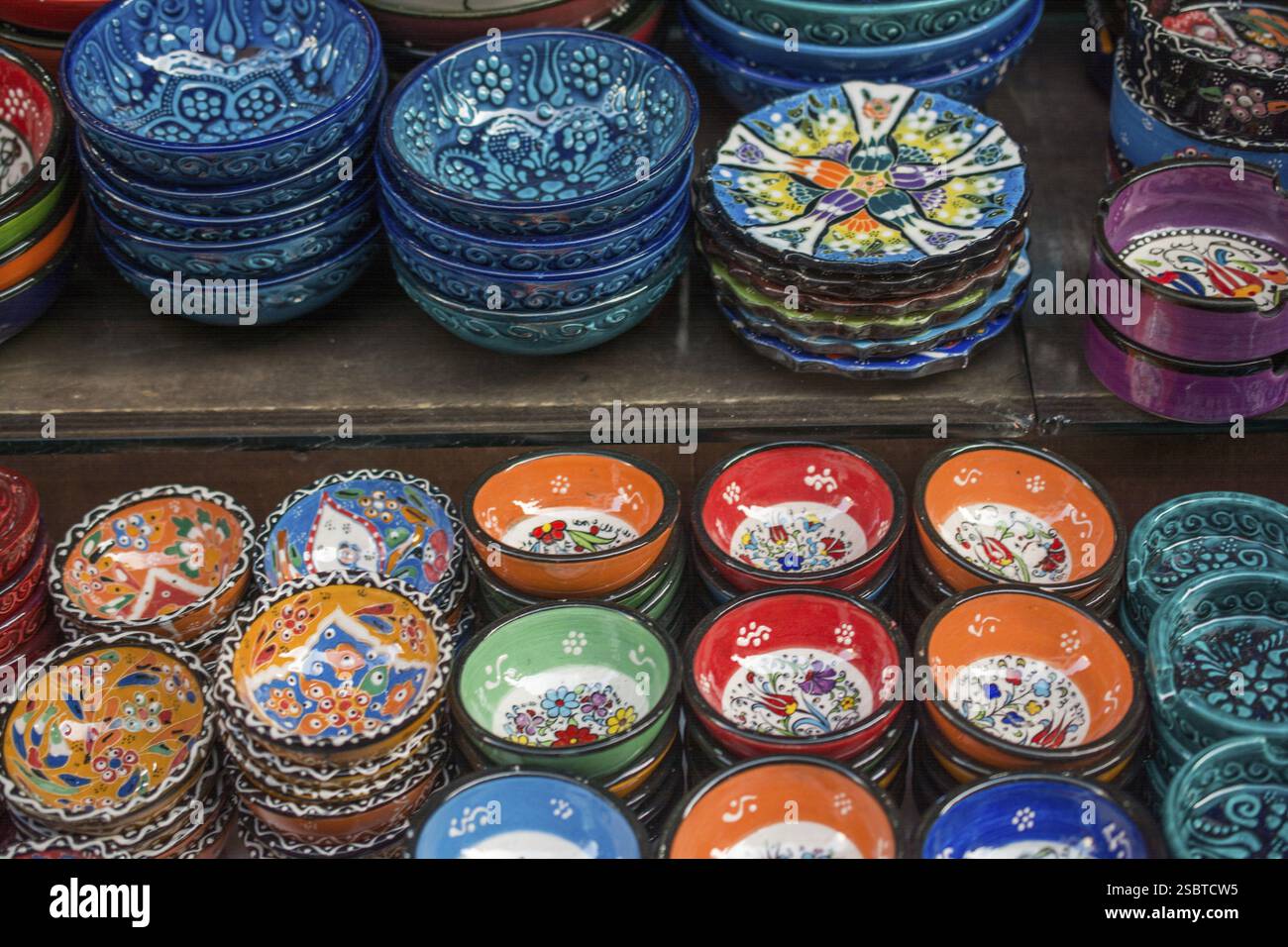 Traditional Turkish ceramic plates in bazaar Stock Photo - Alamy