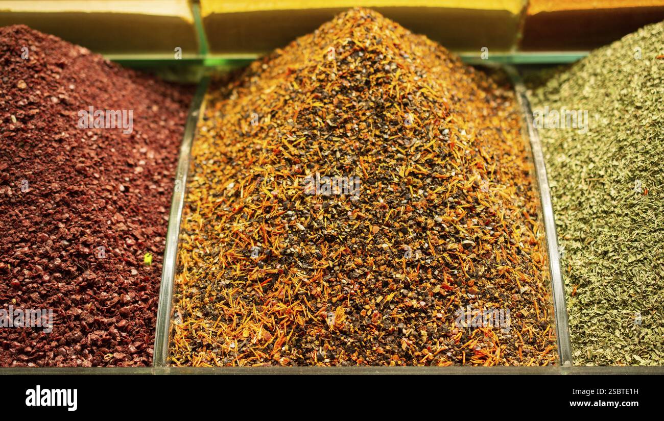 Oriental colorful spices in a traditional Turkish Spice Bazaar Stock ...