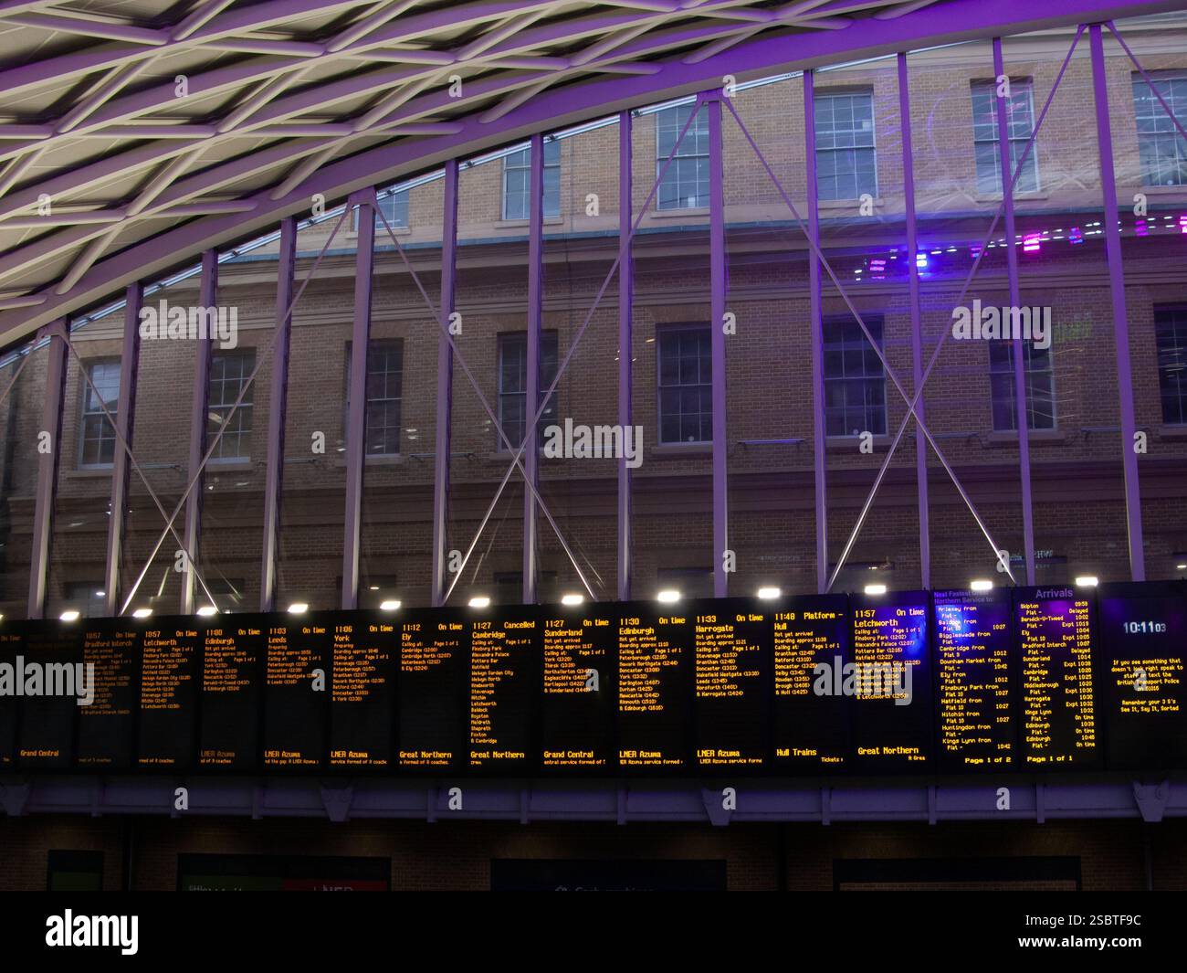 Destination board, Kings Cross Railway Station London Stock Photo - Alamy