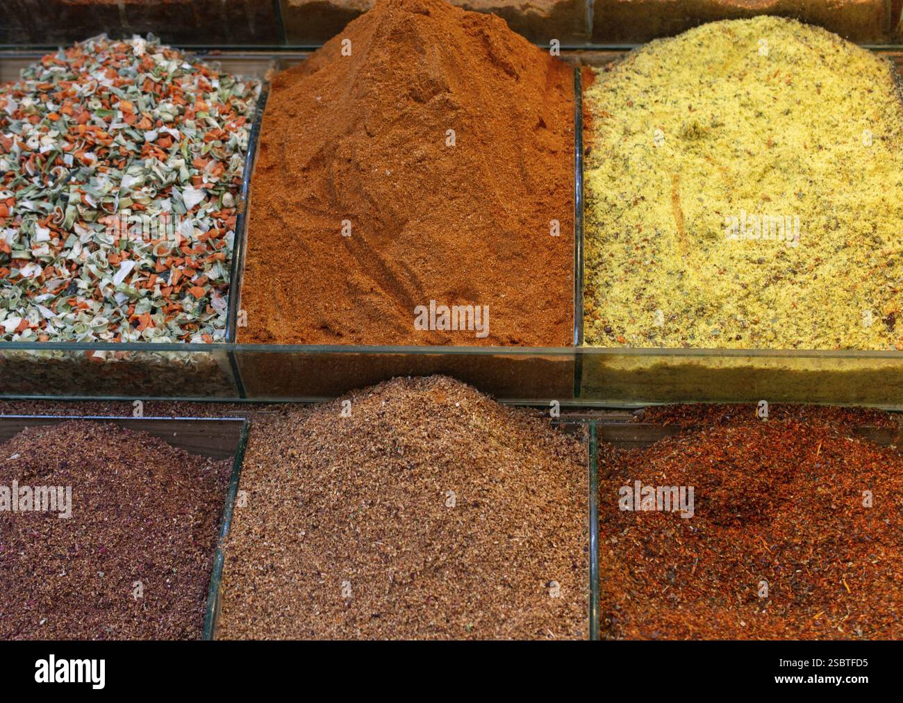 Oriental colorful spices in a traditional Turkish Spice Bazaar Stock ...