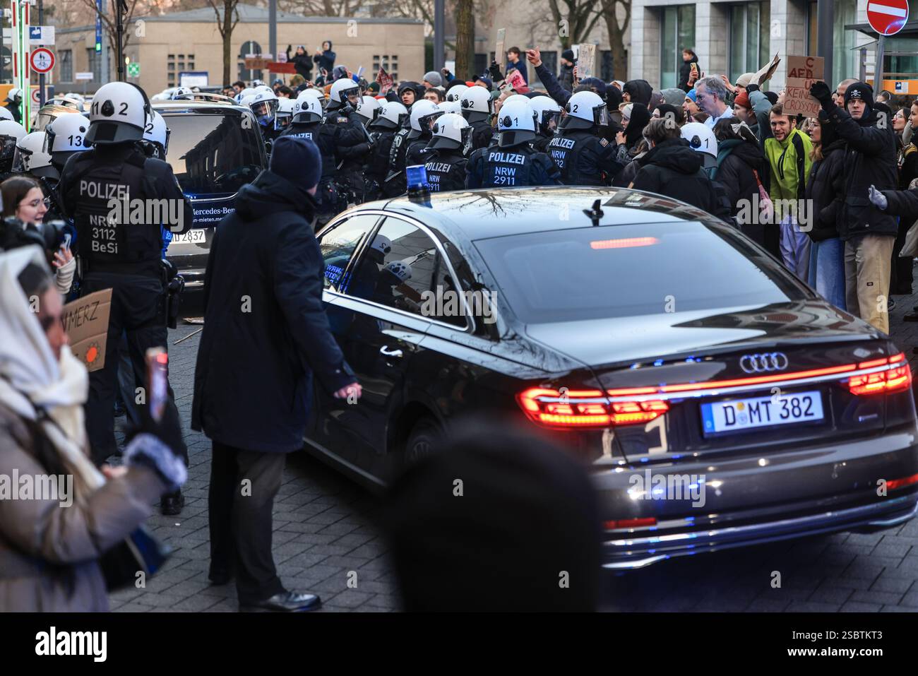 Cologne, Germany. 04th Feb, 2025. Police officers push demonstrators ...