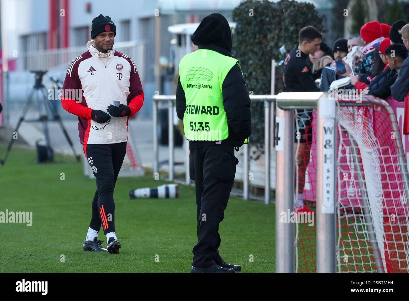 Vincent Kompany (FC Bayern Muenchen, Cheftrainer) nach dem Training ...