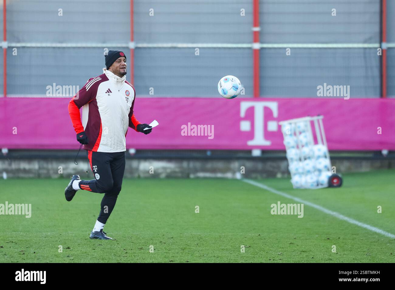 Vincent Kompany (FC Bayern Muenchen, Cheftrainer) hat Spass beim ...