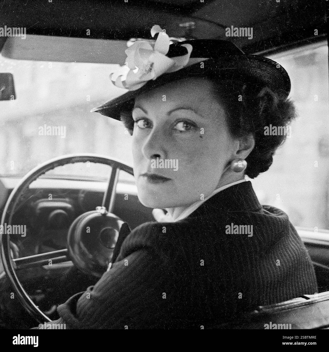 Fashion photo woman posing Black and White Stock Photos & Images - Alamy