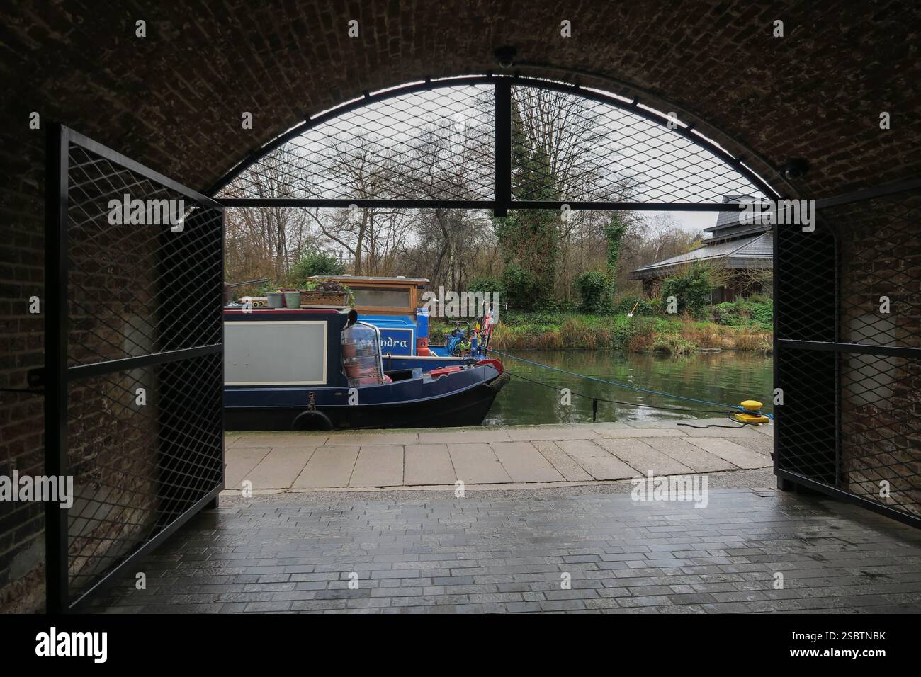 Regents Canal from Wharf Road Arches Stock Photo - Alamy