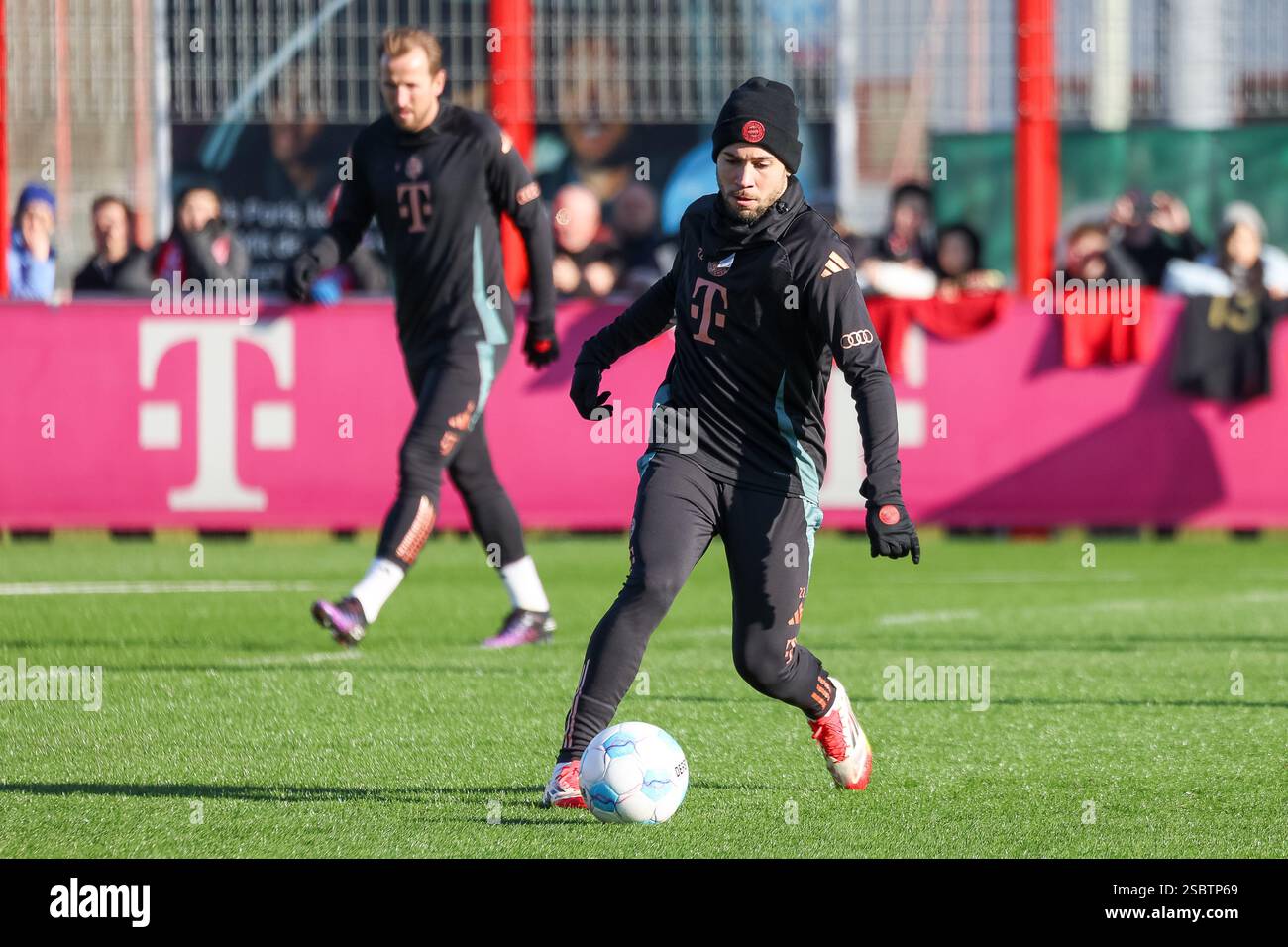Raphael Guerreiro (FC Bayern Muenchen, #22) mit Ball beim Training, GER ...