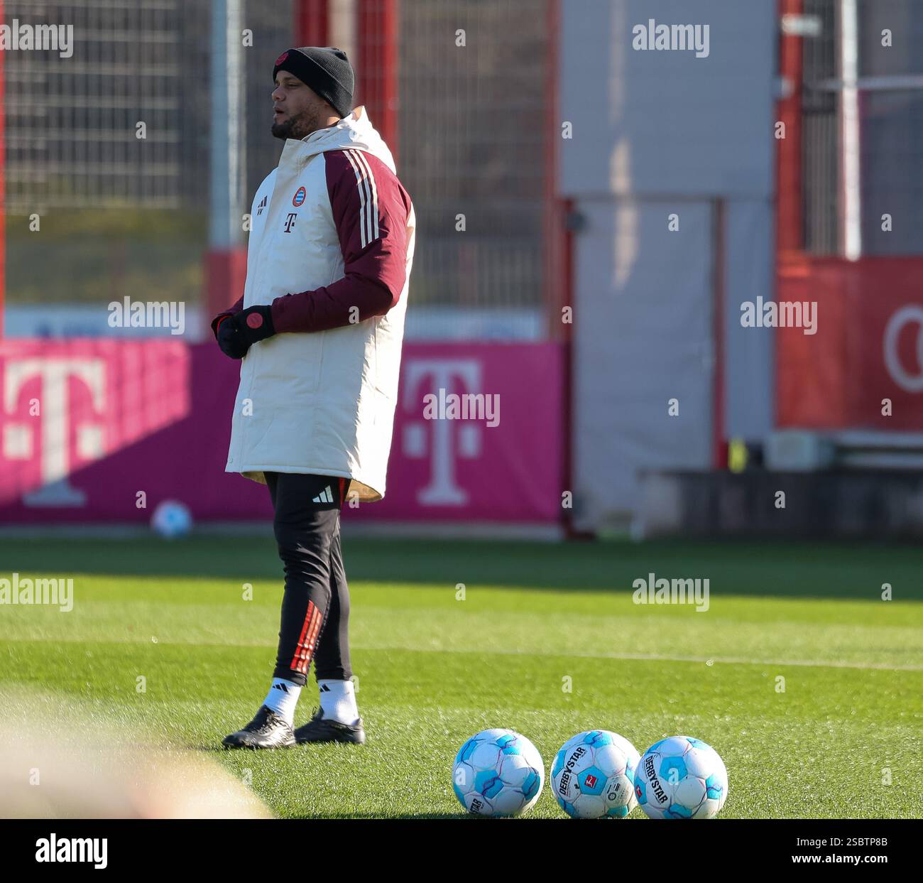 Vincent Kompany (FC Bayern Muenchen, Cheftrainer) beim Training, GER ...