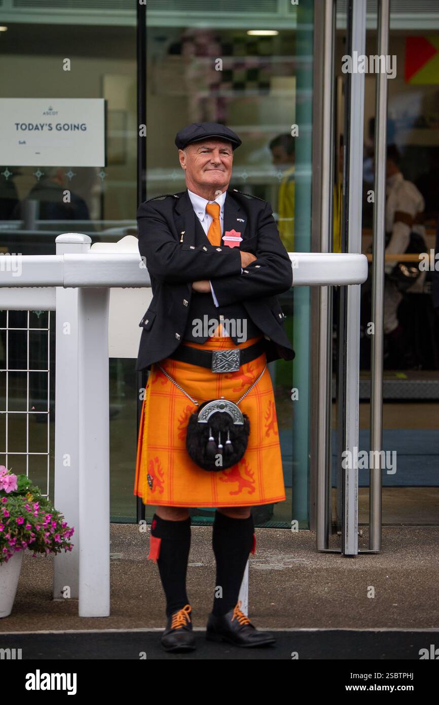 Big orange ascot hi-res stock photography and images - Alamy