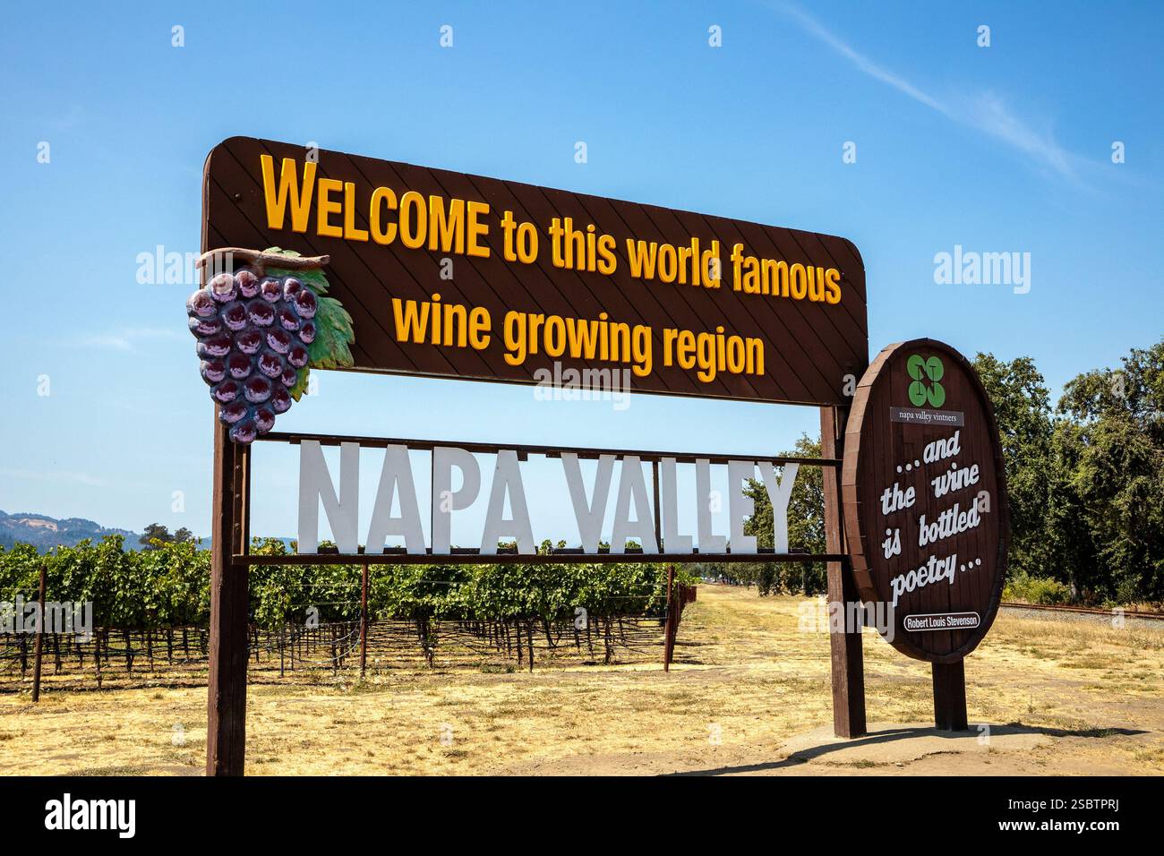 Napa Valley Welcome sign in front of a vineyard Stock Photo - Alamy