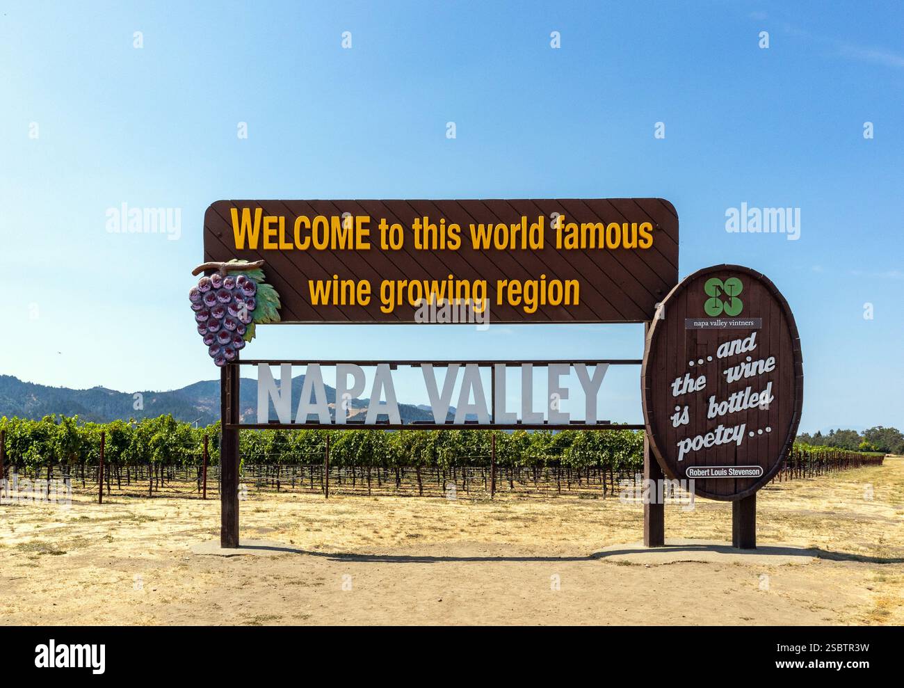 Napa Valley Welcome sign in front of a vineyard Stock Photo - Alamy
