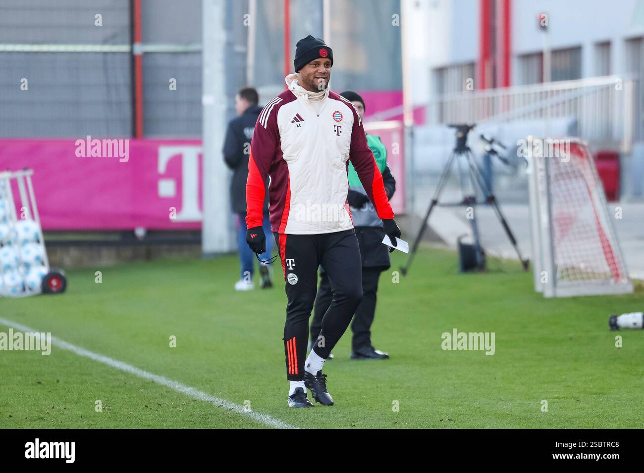 Vincent Kompany (FC Bayern Muenchen, Cheftrainer) nach dem Training ...