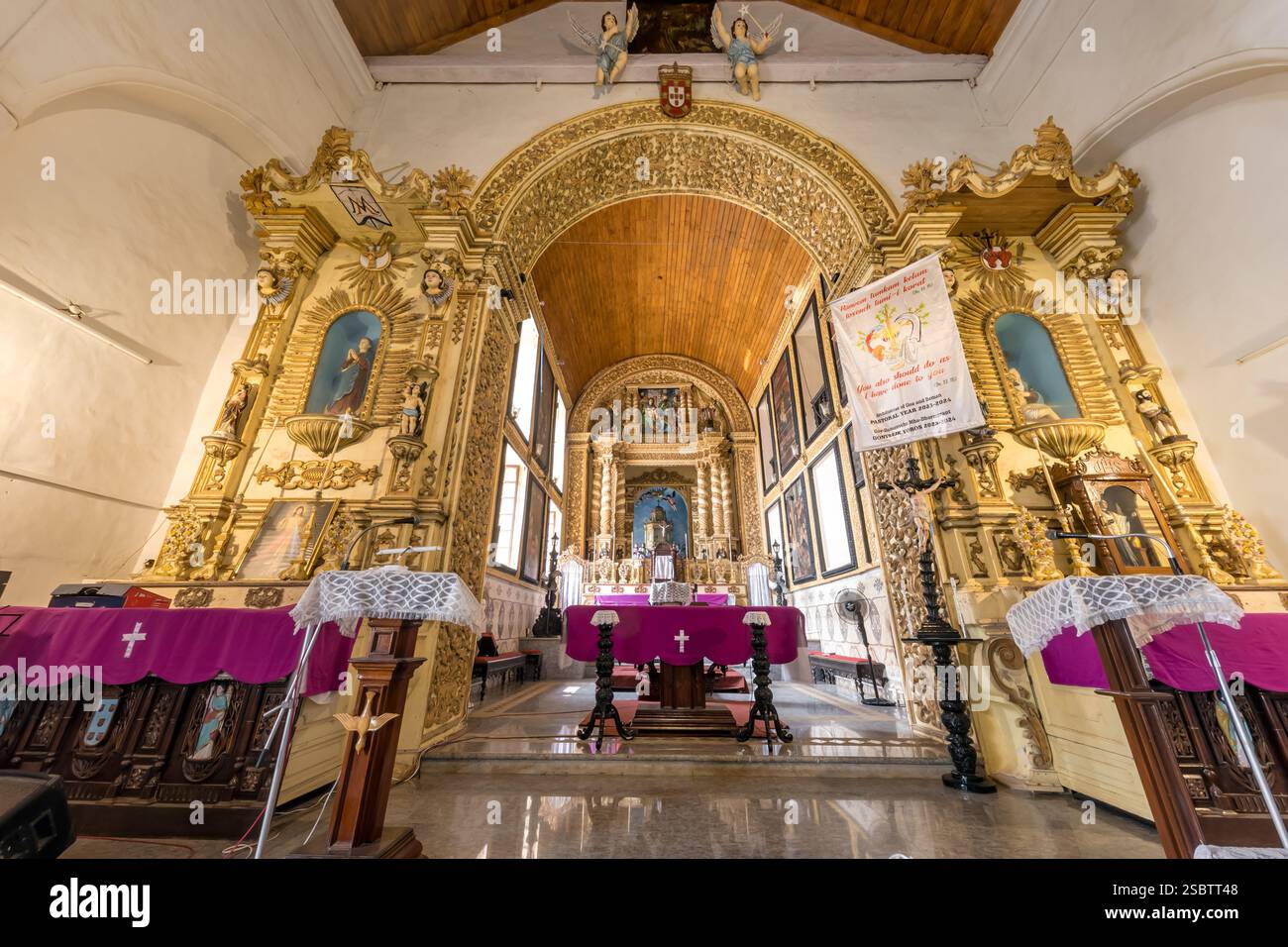 REIS MAGOS, INDIA - DECEMBER 24, 2024: interior dome and looking up ...