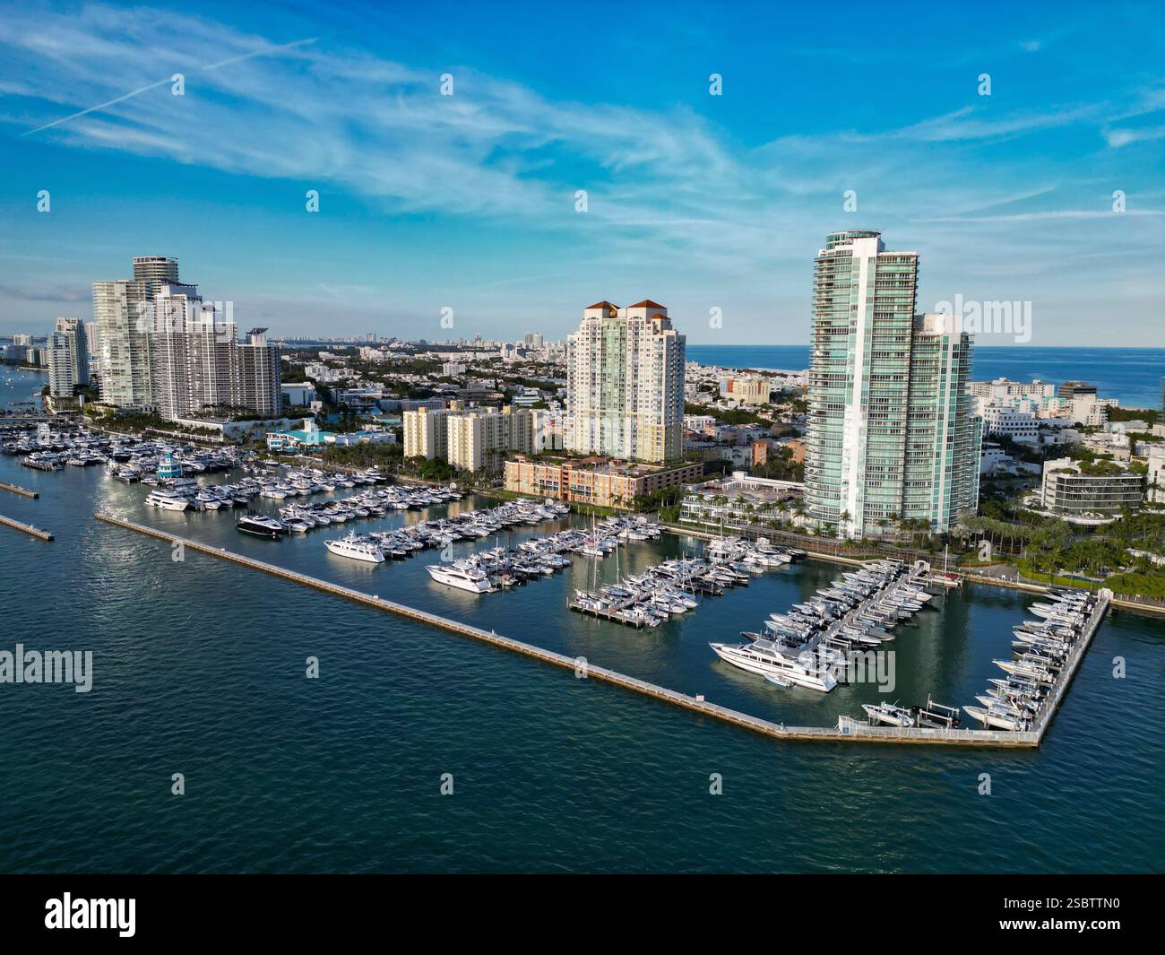 Miami marina with luxury yacht. Summer vacation. Luxury South beach ...