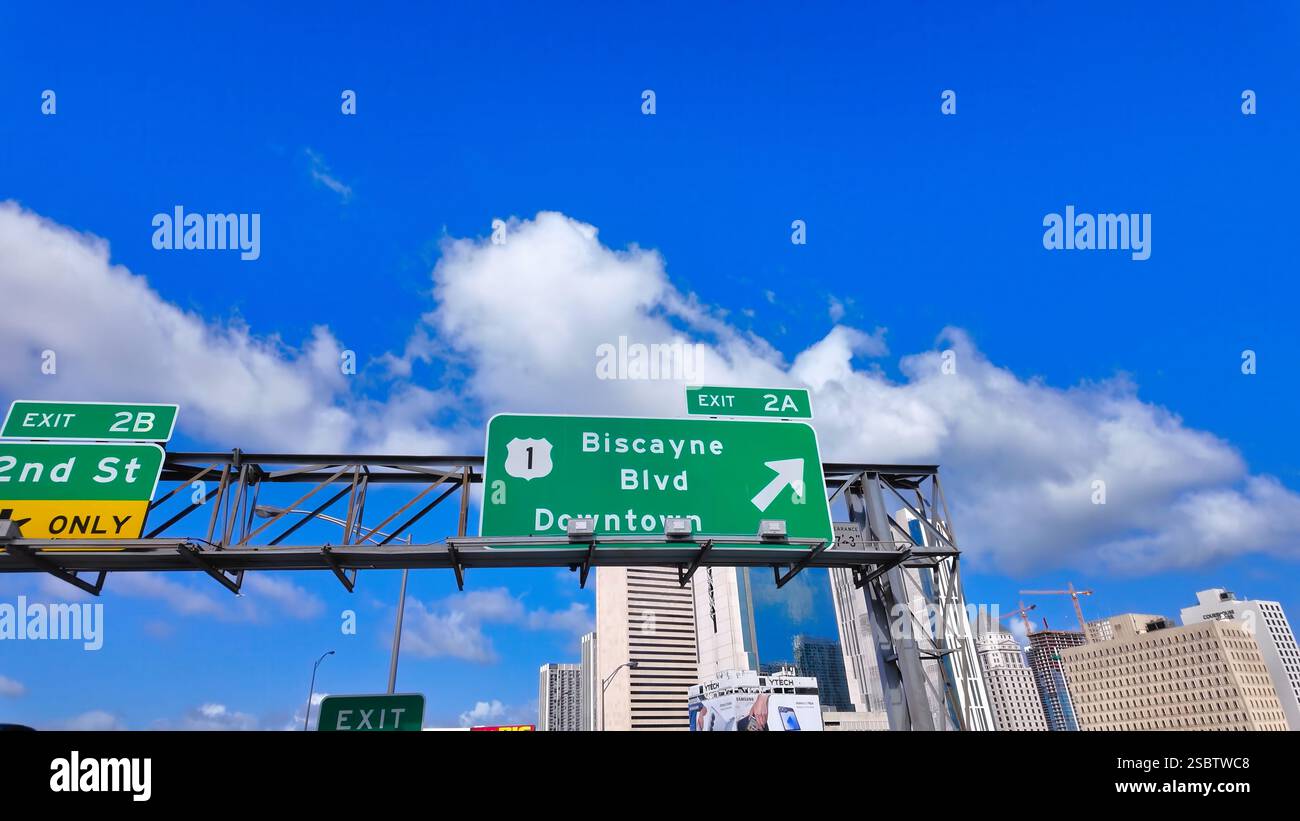 Highway with Green Exit Sign to Biscayne Blvd Miami Stock Photo - Alamy